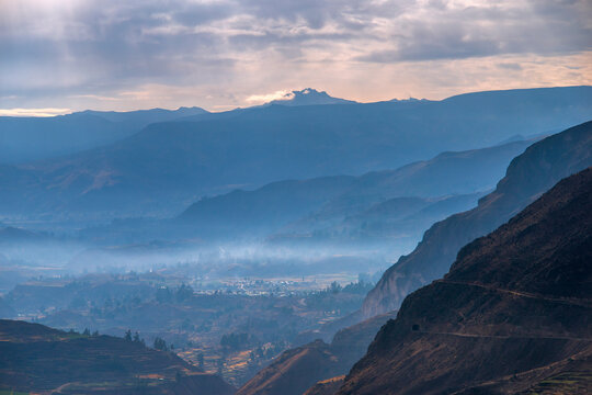 Nebelig Bilder – Durchsuchen 969,446 Archivfotos, Vektorgrafiken und ...