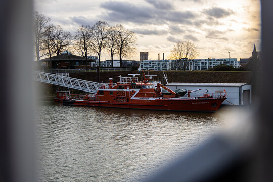 Feuerwehrboot Images – Browse 63 Stock Photos, Vectors, and Video ...