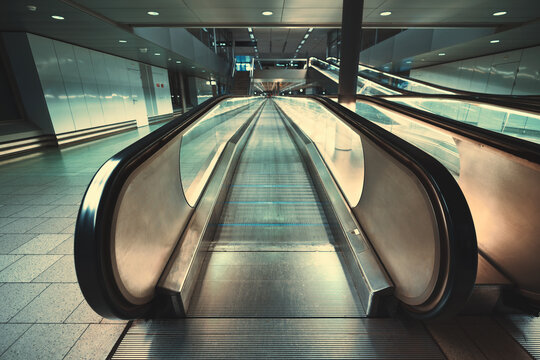 Travelator Images – Browse 1,003 Stock Photos, Vectors, and Video ...
