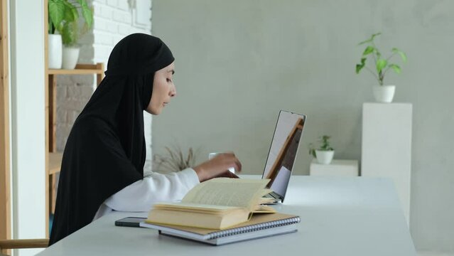 Muslim Student"」の写真素材 | 487件の無料イラスト画像 | Adobe Stock