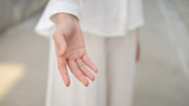 "Reaching Out" Bilder – Durchsuchen 12,420 Archivfotos, Vektorgrafiken ...