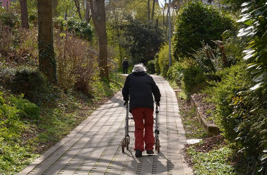 Limping Images – Parcourir 14,005 le catalogue de photos, vecteurs et ...