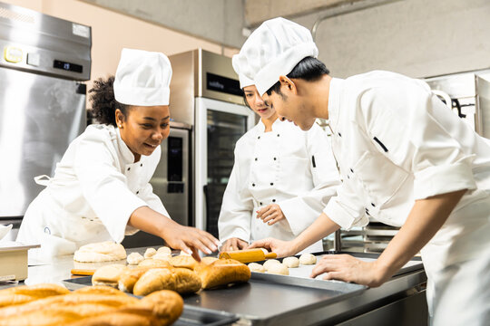 Profikoch Bilder – Durchsuchen 324,240 Archivfotos, Vektorgrafiken und ...