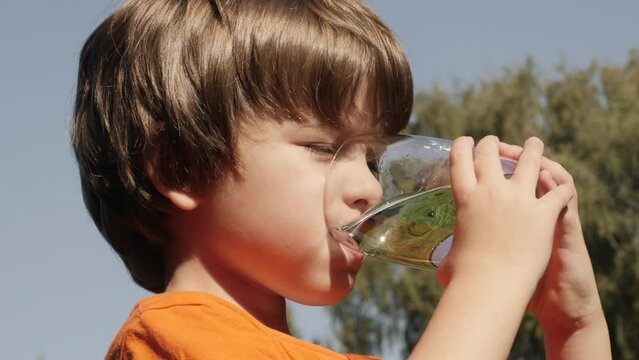 "Child Drink Water" Images – Parcourir 170 le catalogue de photos, vecteurs et vidéos | Adobe Stock