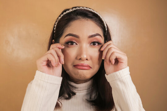 Afbeeldingen over "Shedding Tears" – Blader in stockfoto's, vectoren en ...