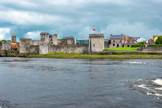 Limerick bilder – Bläddra bland 4,011 stockfoton, vektorer och videor ...
