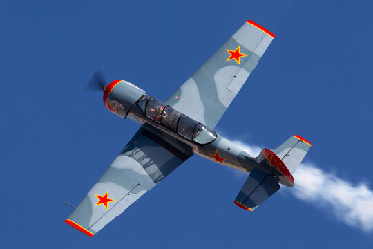 รูปภาพYak-52 – เลือกดูภาพถ่ายสต็อก เวกเตอร์ และวิดีโอ161 | Adobe Stock