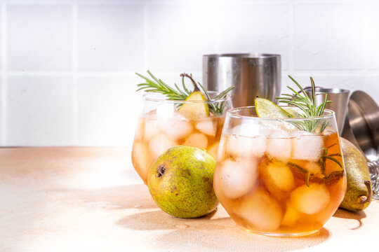 Birnenschnaps Bilder – Durchsuchen 2,470 Archivfotos, Vektorgrafiken ...