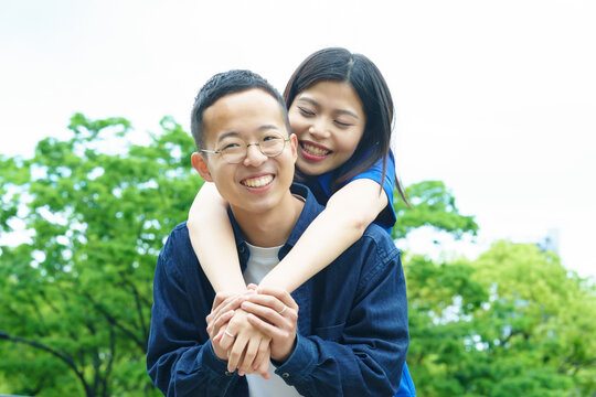 "Back Hug" Bilder – Durchsuchen 101 Archivfotos, Vektorgrafiken und ...
