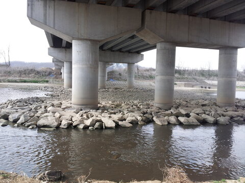 Bridge Piers"」の写真素材 | 268件の無料イラスト画像 | Adobe Stock