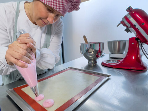 "Icing Bag" Images – Browse 937 Stock Photos, Vectors, and Video ...