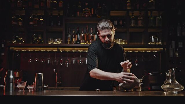 Barkeeping Bilder – Durchsuchen 1,179 Archivfotos, Vektorgrafiken und ...