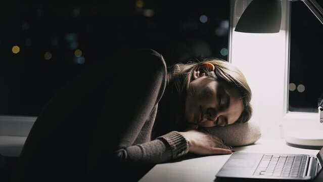 Sleeping At Desk Images – Browse 64,642 Stock Photos, Vectors, and ...