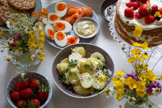 Midsummer Food Bilder – Durchsuchen 16,768 Archivfotos, Vektorgrafiken ...