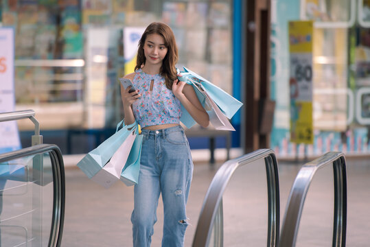 "Shopping Woman" Bilder – Durchsuchen 1,374 Archivfotos, Vektorgrafiken ...