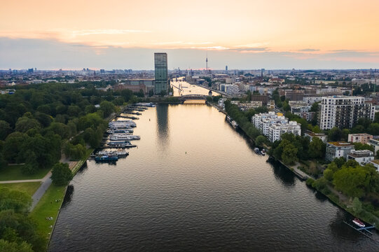 Treptowers Bilder – Durchsuchen 1,277 Archivfotos, Vektorgrafiken und ...