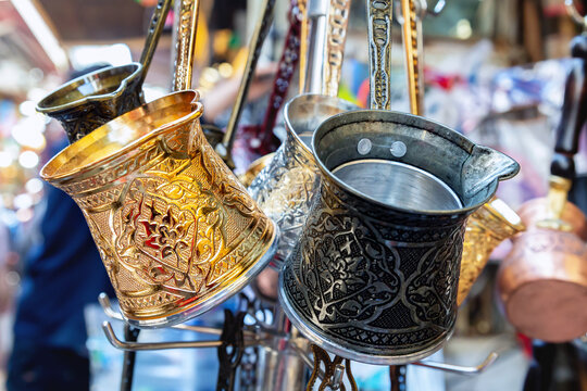 Cezve Bilder – Durchsuchen 15,403 Archivfotos, Vektorgrafiken und ...