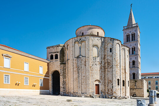 Karolingisch Bilder – Durchsuchen 1,423 Archivfotos, Vektorgrafiken und ...