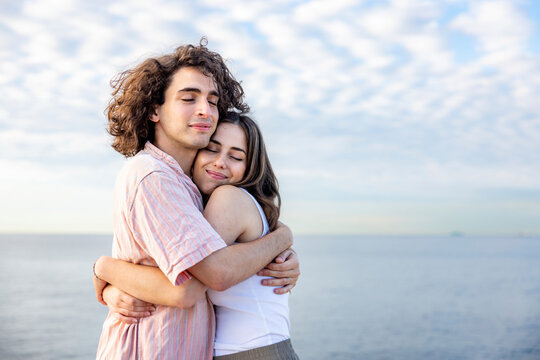 Imágenes de Abrazadas: descubre bancos de fotos, ilustraciones ...