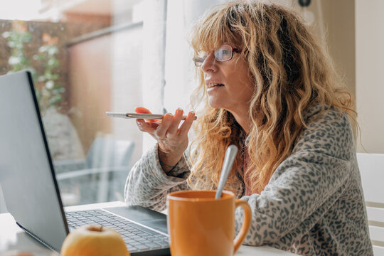 Handykonsum Bilder – Durchsuchen 4,986 Archivfotos, Vektorgrafiken und ...