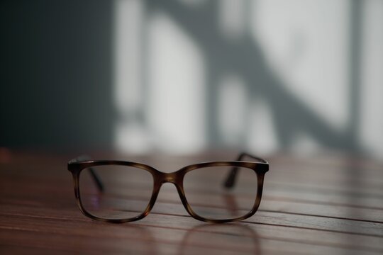 Afbeeldingen over "Optical Glass" – Blader in stockfoto's, vectoren en ...