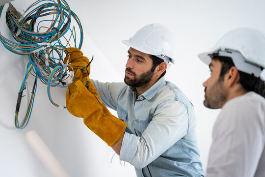 Elektroinstallateur Bilder – Durchsuchen 250,735 Archivfotos ...