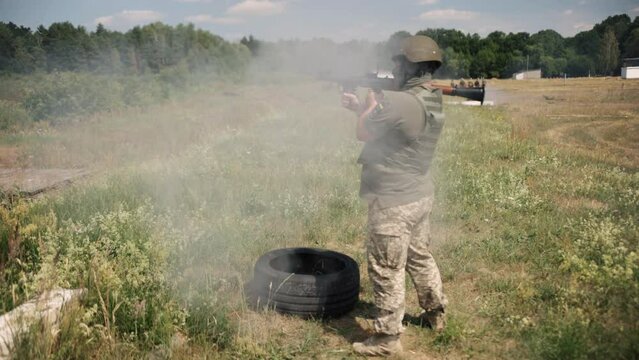 「Rpg-7」の写真素材 | 218件の無料イラスト画像 | Adobe Stock