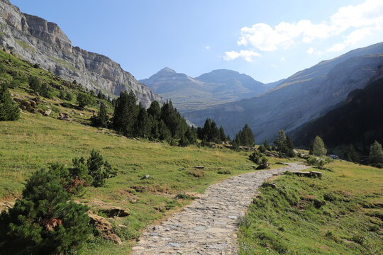 Trogtal Bilder – Durchsuchen 2,445 Archivfotos, Vektorgrafiken und ...