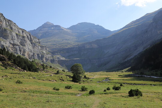 Trogtal Bilder – Durchsuchen 2,445 Archivfotos, Vektorgrafiken und ...