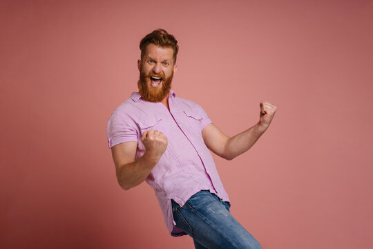 Siegerpose Bilder – Durchsuchen 27,665 Archivfotos, Vektorgrafiken und ...