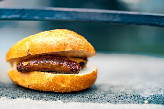 Bratwurstsemmel-Bilder: Stock-Fotos & -Videos. | Adobe Stock