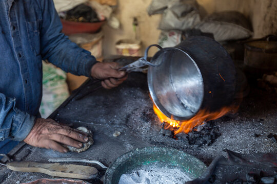 Imagens de Funileiro – Explore Fotografias do Stock, Vetores e Vídeos ...