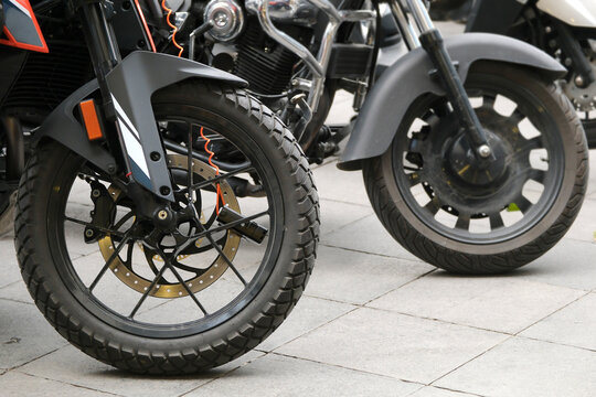 Afbeeldingen over "Motorcycle Wheel" – Blader in stockfoto's, vectoren ...