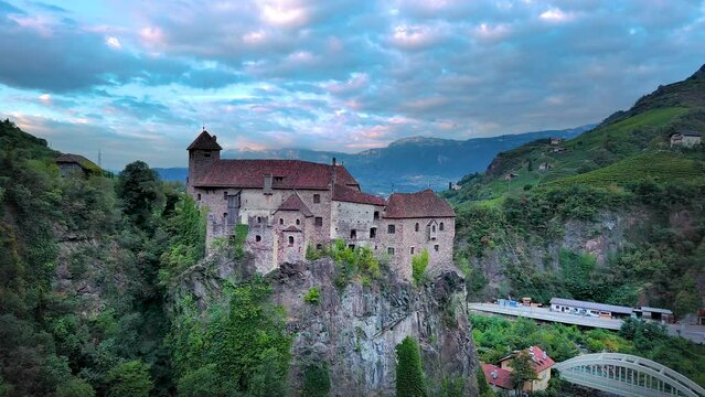 รูปภาพRunkelstein – เลือกดูภาพถ่ายสต็อก เวกเตอร์ และวิดีโอ108 | Adobe Stock