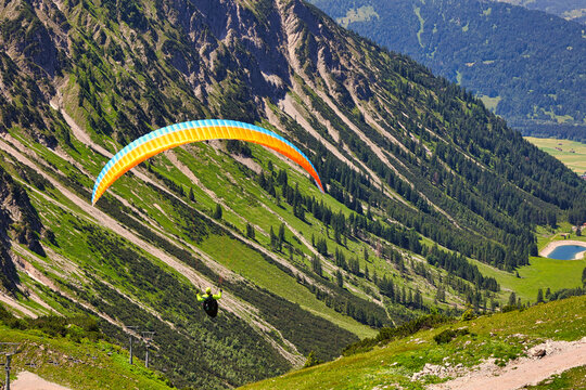 Paragleiter bilder – Bläddra bland 931 stockfoton, vektorer och videor ...