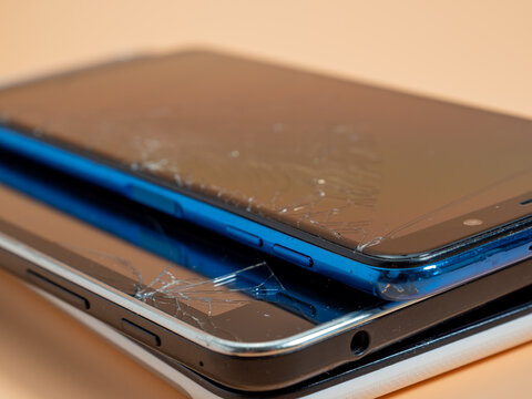 Ruined Cracked Device Bilder – Durchsuchen 4,408 Archivfotos ...