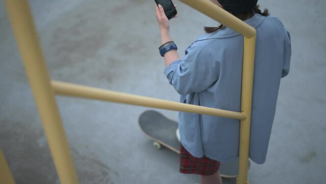 Skateboard Lesson Bilder – Durchsuchen 876 Archivfotos, Vektorgrafiken ...