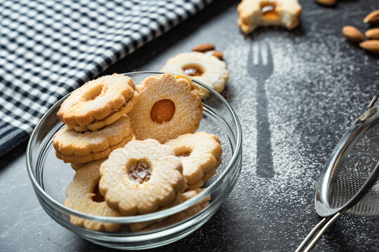 Mandelaugen Bilder – Durchsuchen 3,921 Archivfotos, Vektorgrafiken und ...