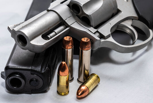 Afbeeldingen over "Four Bullets" – Blader in stockfoto's, vectoren en ...