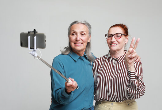 "Older Women" Bilder – Durchsuchen 603 Archivfotos, Vektorgrafiken und ...