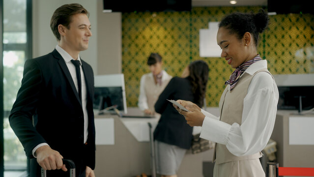 Checkin Bilder – Durchsuchen 38,636 Archivfotos, Vektorgrafiken und ...