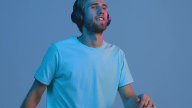 Male Go Go Dancer Bilder – Durchsuchen 832 Archivfotos, Vektorgrafiken ...