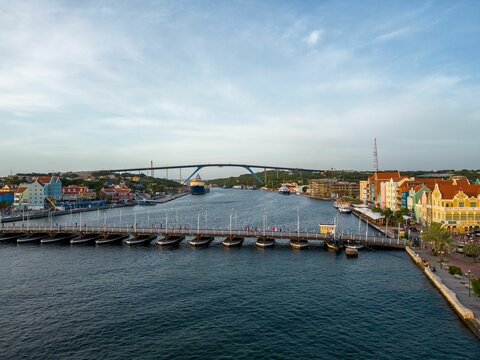 Curacao Bridge Bilder – Durchsuchen 1,356 Archivfotos, Vektorgrafiken ...