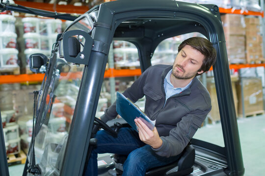 Lagerist Bilder – Durchsuchen 2,389 Archivfotos, Vektorgrafiken und ...