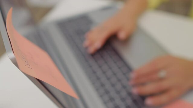 "Woman Typing"-Bilder: Stock-Fotos & -Videos. | Adobe Stock