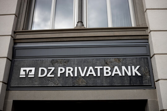 Privatbank-Bilder: Stock-Fotos & -Videos. | Adobe Stock