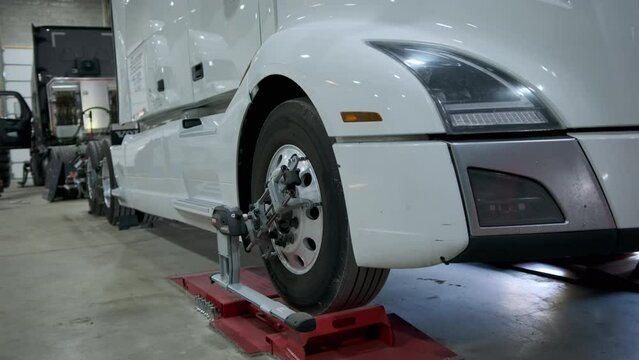 「Truck Wheel Alignment」の写真素材 | 363件の無料イラスト画像 | Adobe Stock