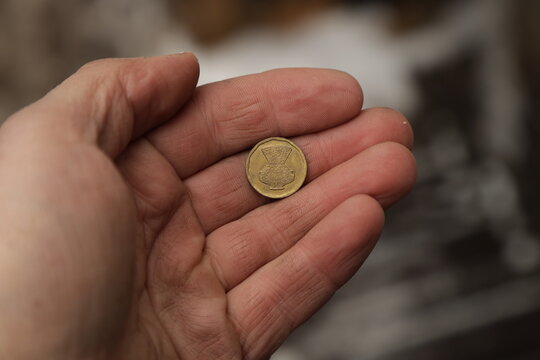 "Coins In Hand"-Bilder: Stock-Fotos & -Videos. | Adobe Stock
