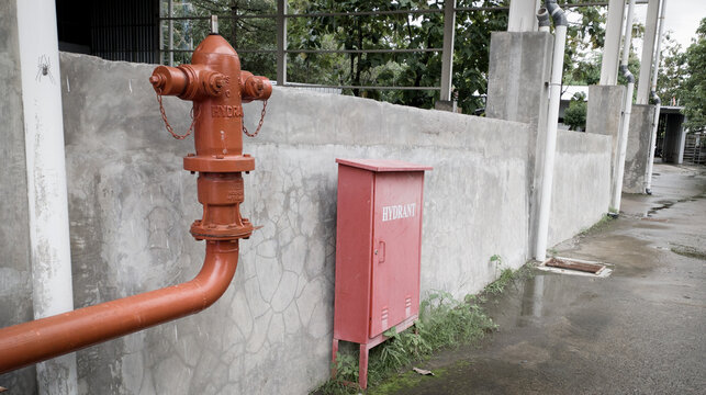 Hydrant Изображения: просматривайте стоковые фотографии, векторные изображения и видео в ...