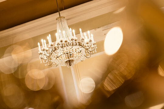รูปภาพChandalier – เลือกดูภาพถ่ายสต็อก เวกเตอร์ และวิดีโอ319,090 ...